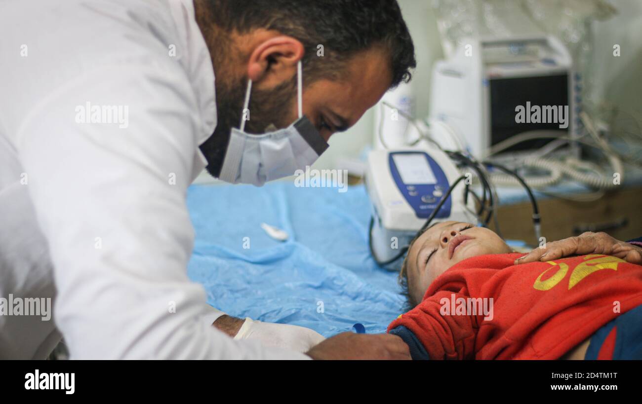 A mother is afraid of her young child who is unconscious Stock Photo ... A mother is afraid of her young child who is unconscious Stock Photo ...