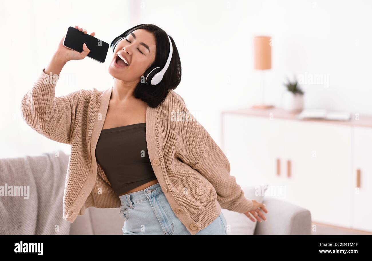 Lady singing hi-res stock photography and images - Alamy