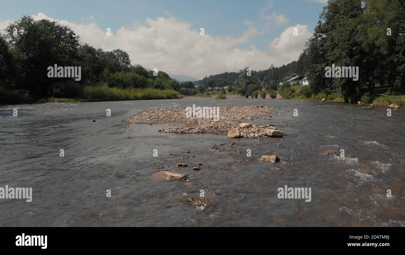 River flows past trees hi-res stock photography and images - Alamy