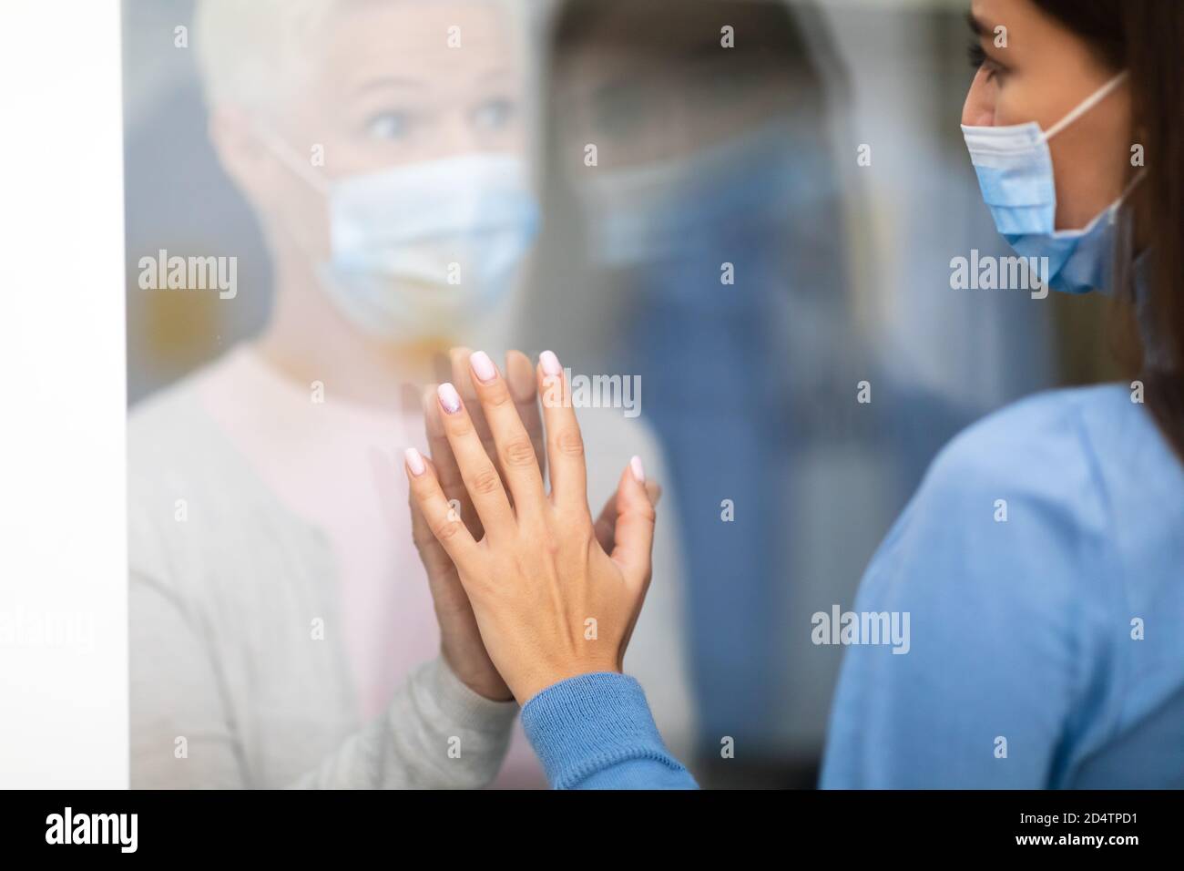 Covid-19 Infected Woman Touching Daughter's Hand Through Glass Hospital ...