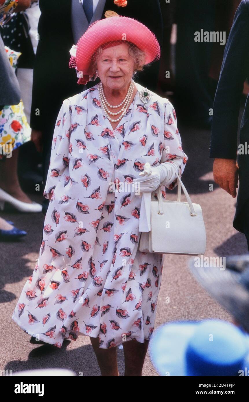 Queen mother british royalty hi-res stock photography and images - Alamy