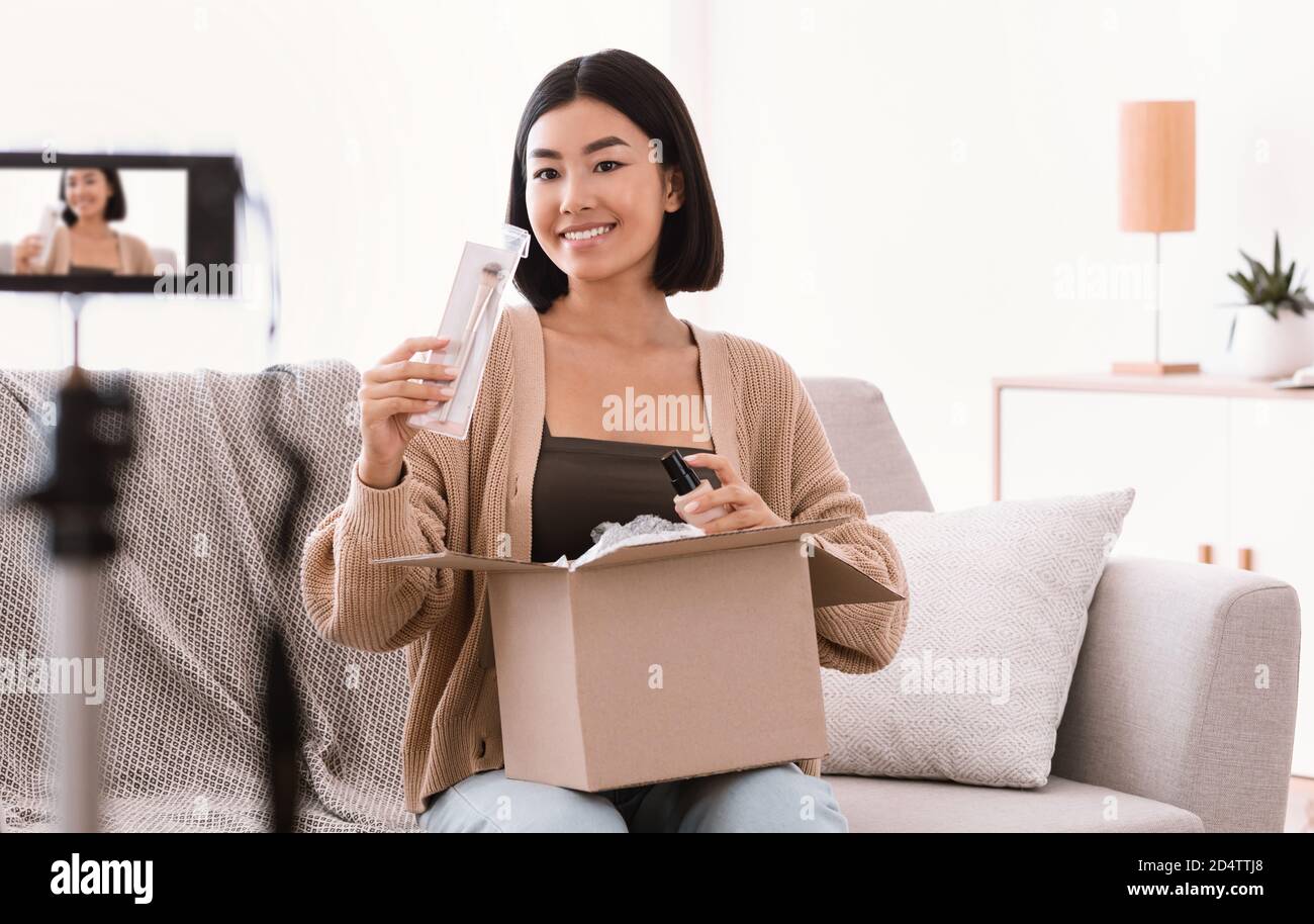 Woman filming hi-res stock photography and images - Alamy