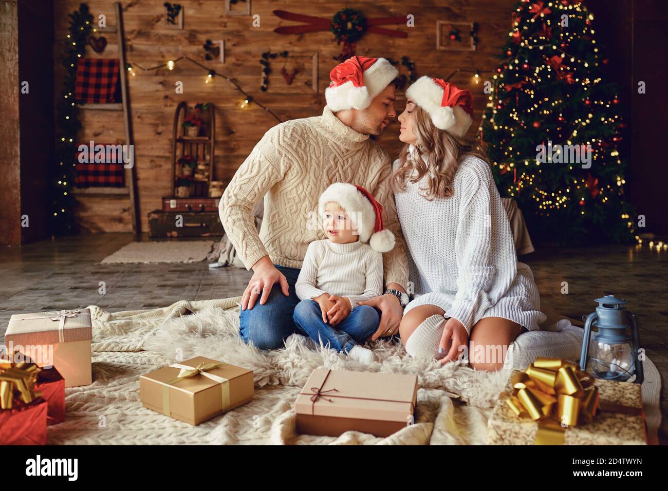 Family smiling at home hi-res stock photography and images - Alamy