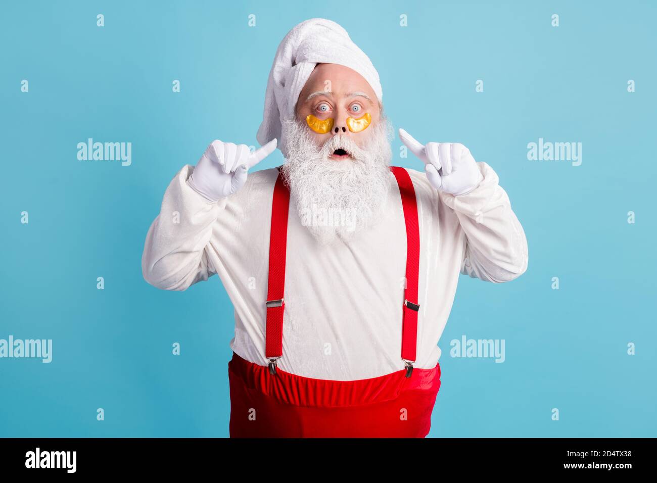 Photo of retired old man grey beard direct finger face excited look ...