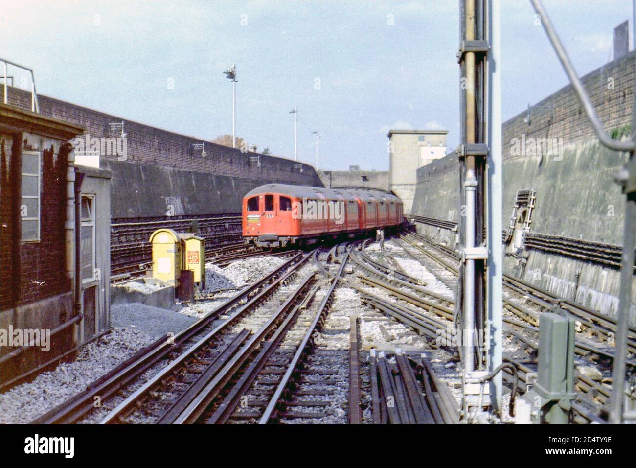 Morden underground hi-res stock photography and images - Alamy