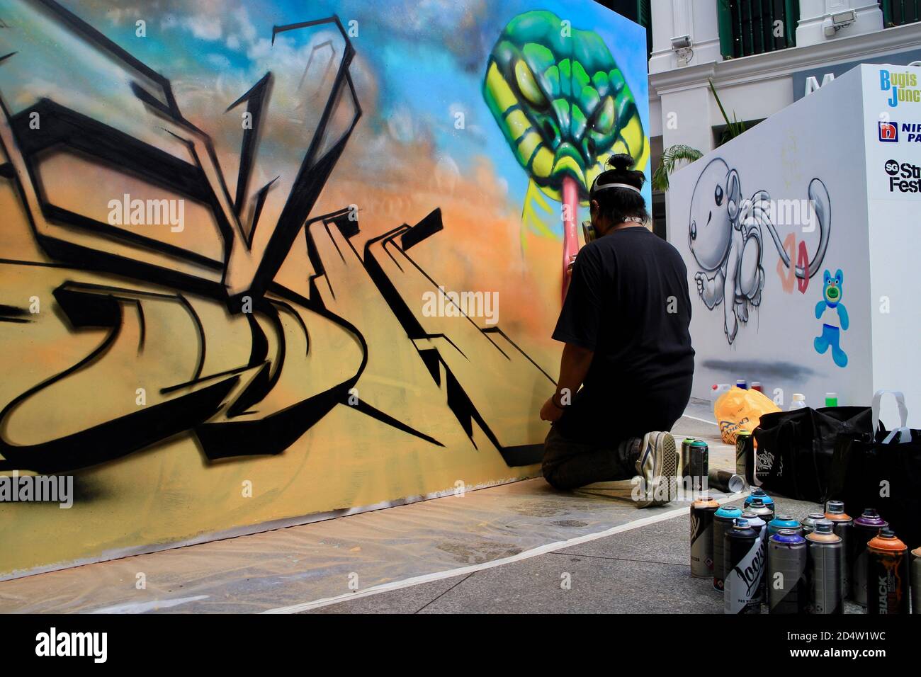 Graffiti artist spraying hi-res stock photography and images - Alamy