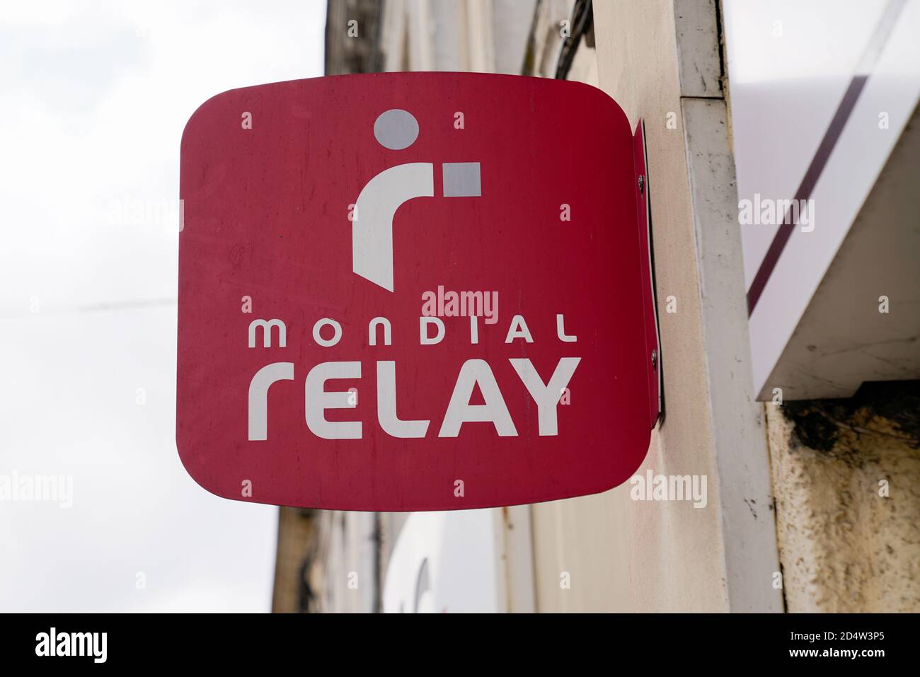 Mondial relay hi-res stock photography and images - Alamy