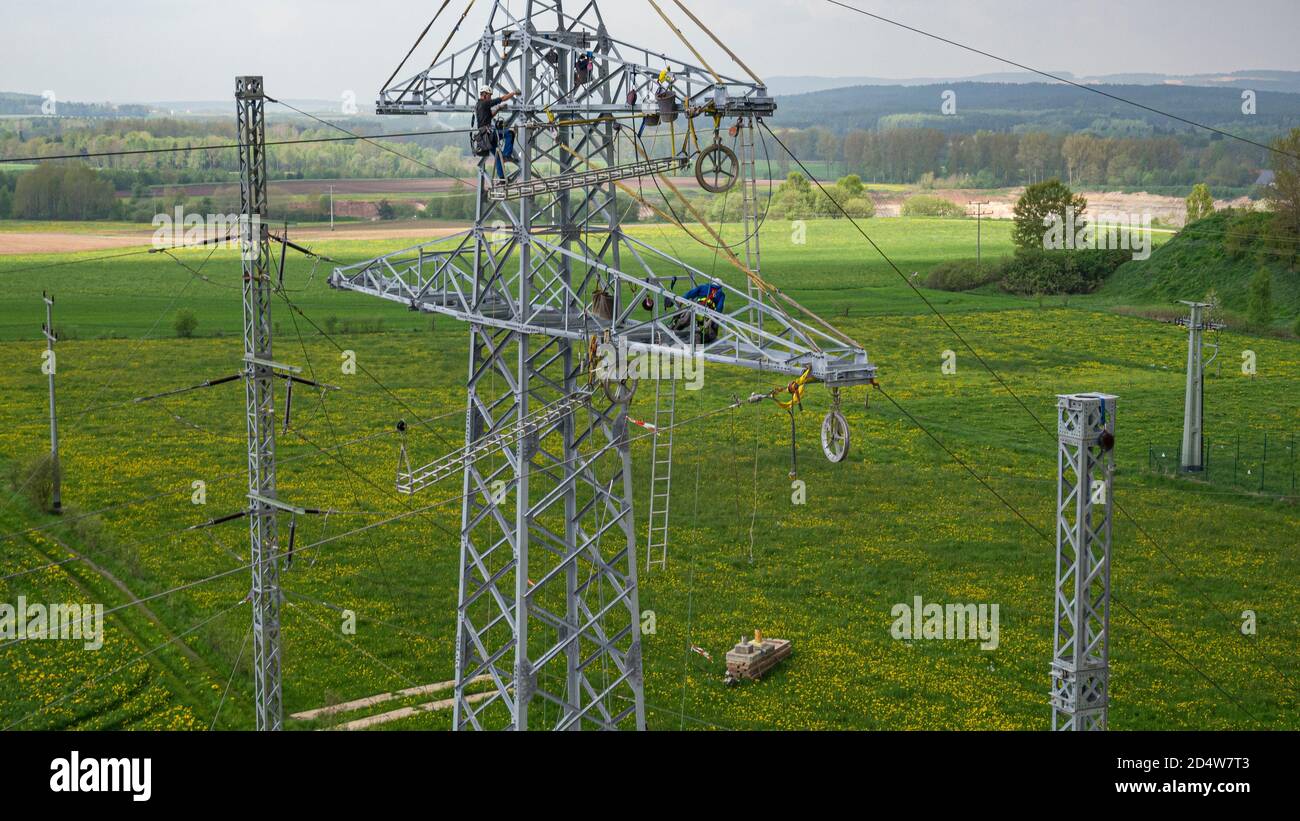Overhead lineman hi-res stock photography and images - Alamy