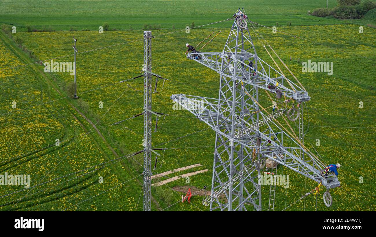 Lineman working overhead hi-res stock photography and images - Alamy