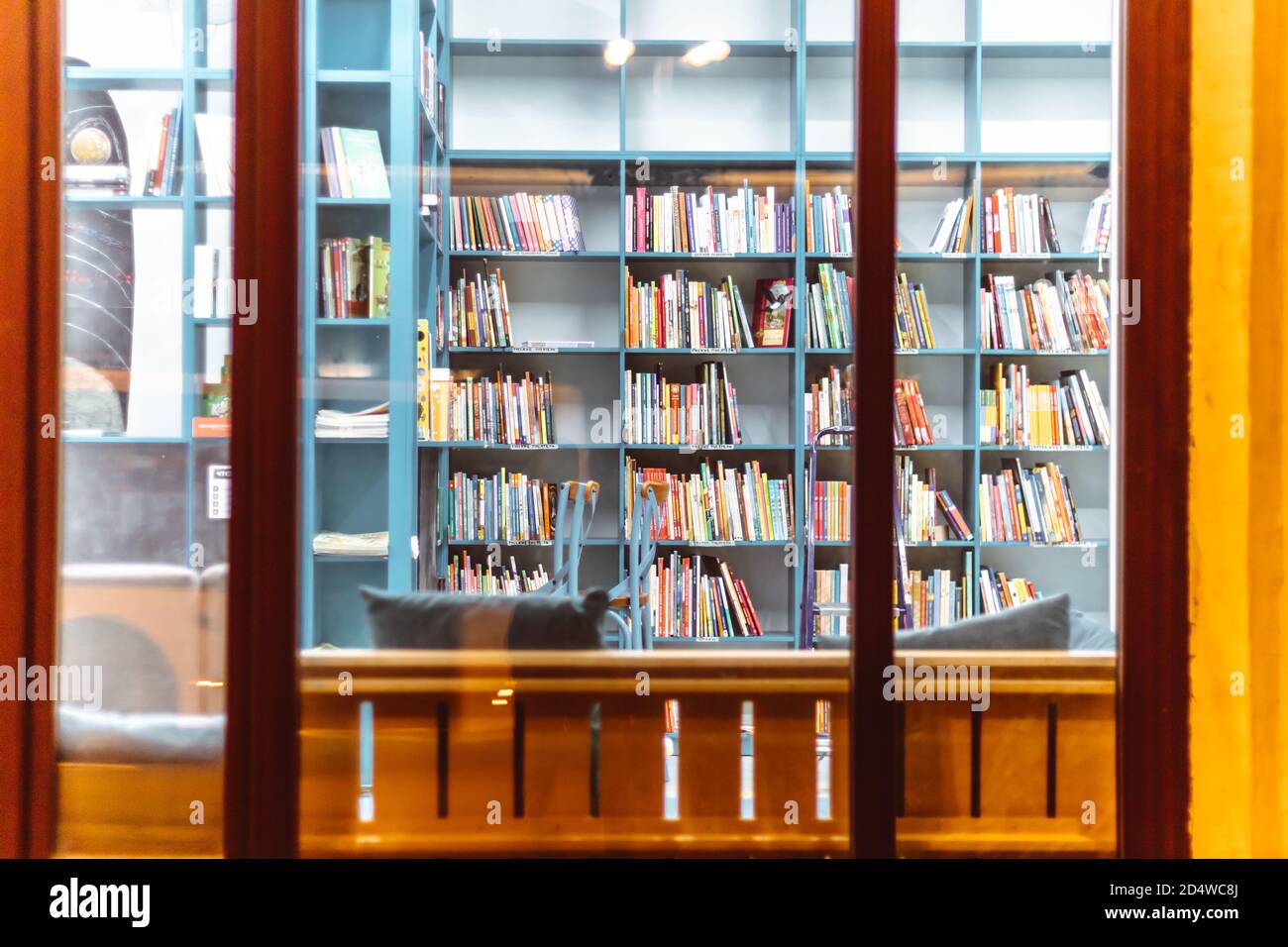 University library stacks reference hi-res stock photography and images ...