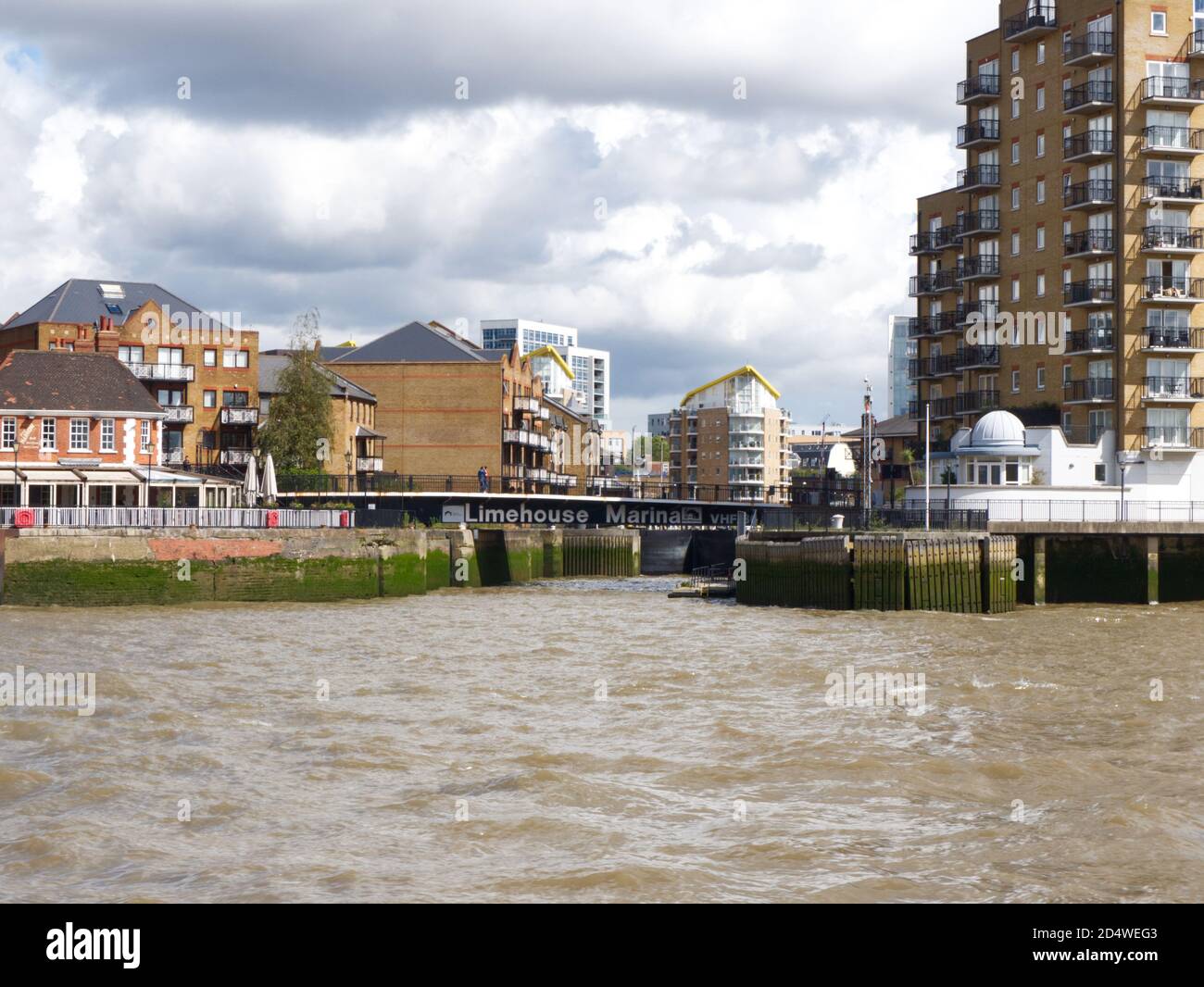 Limehouse Basin & Marina - exciting Riverbank urbanisation of homes ...