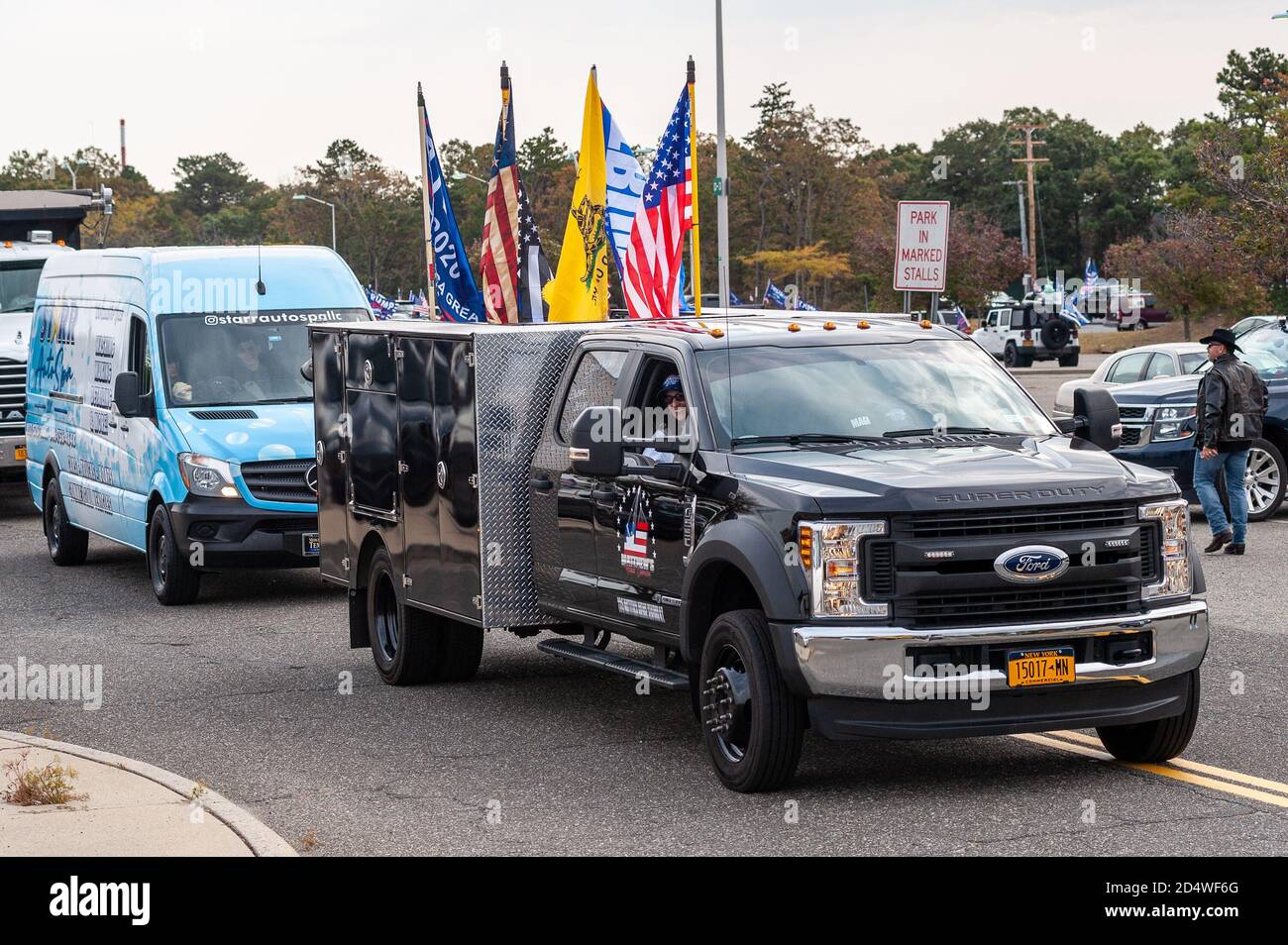 The Trump convoy is getting on its way for a rally down the Long Island ...