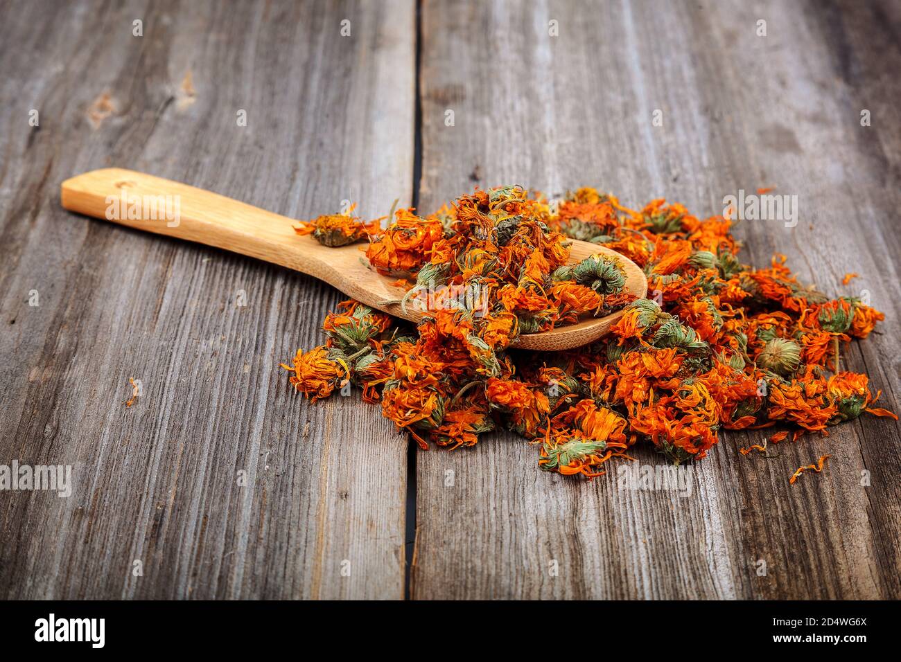 Dried and fresh calendula flowers hi-res stock photography and images ...