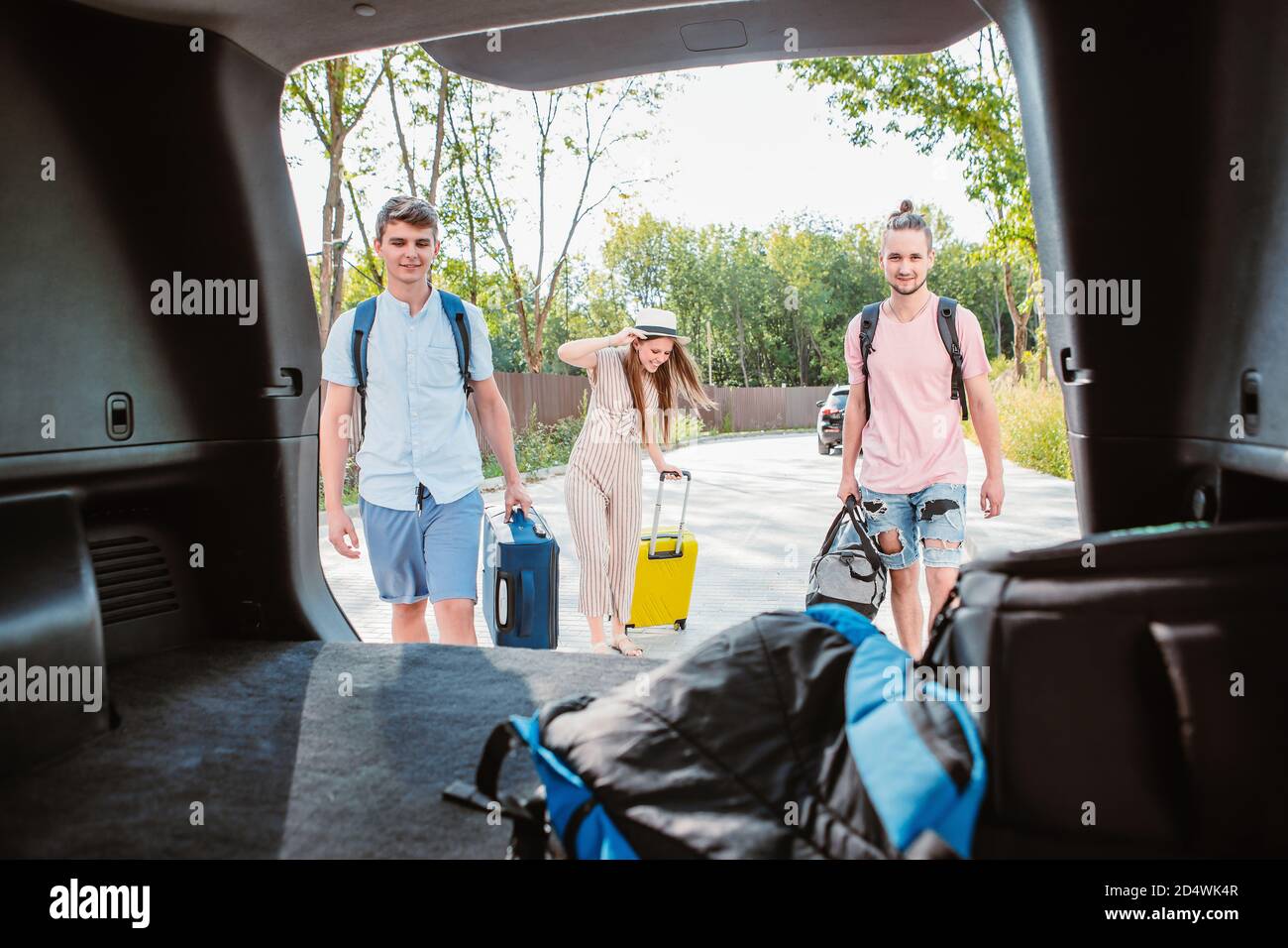 Car friends packing hi-res stock photography and images - Alamy
