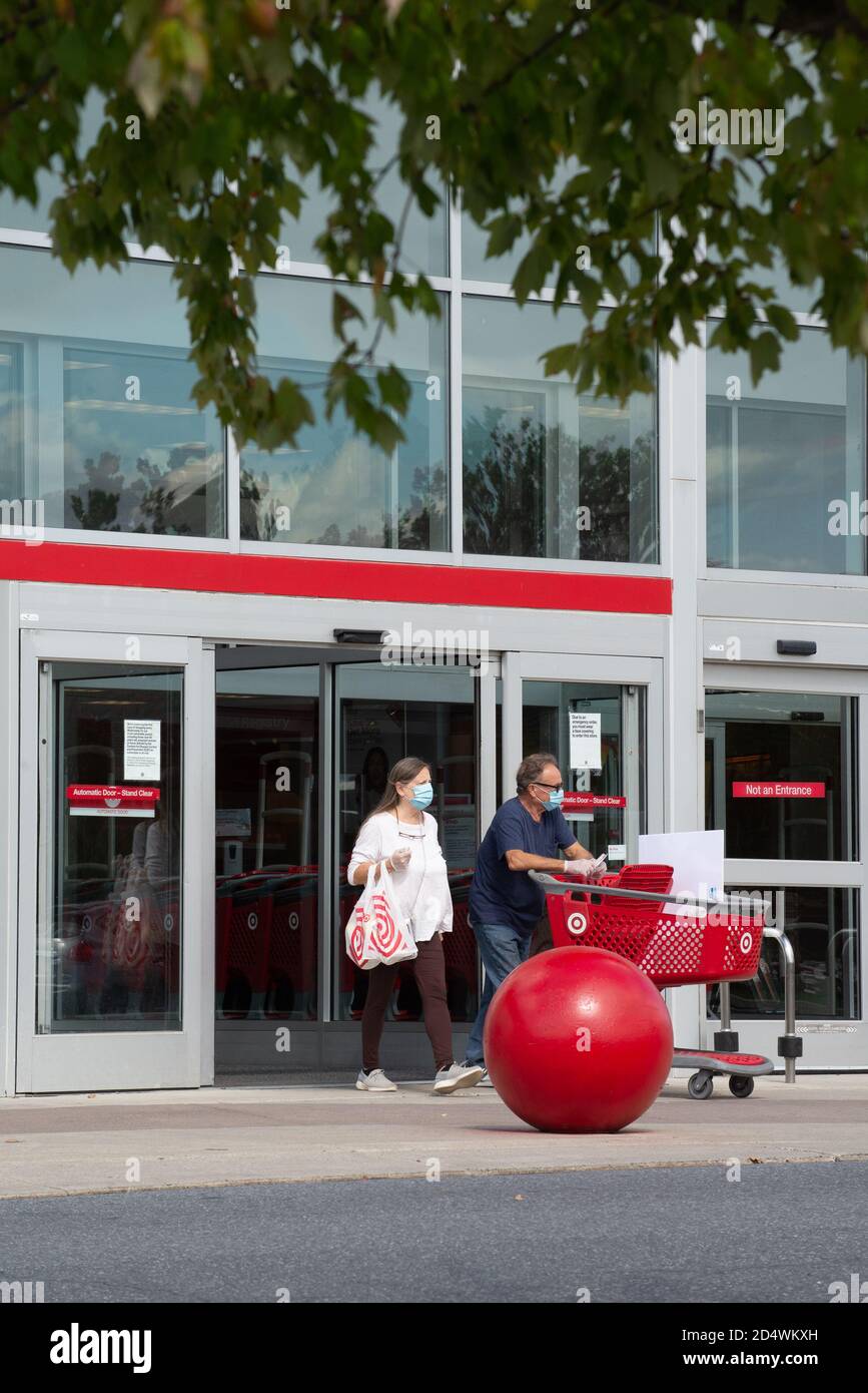 Shoppers leaving mall store Stock Photo - Alamy
