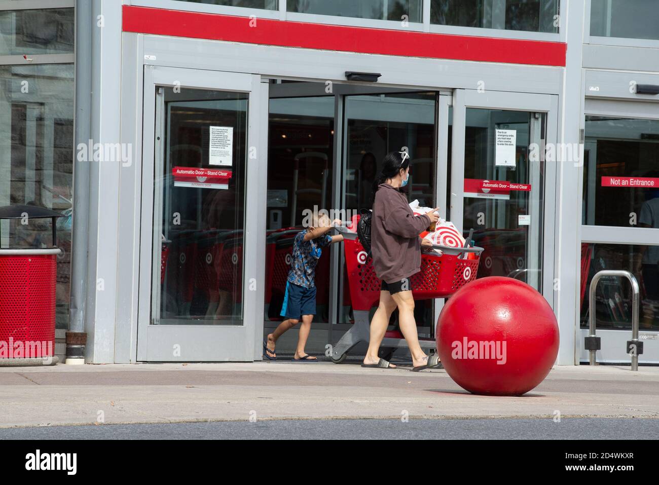 Shoppers leaving mall store Stock Photo - Alamy