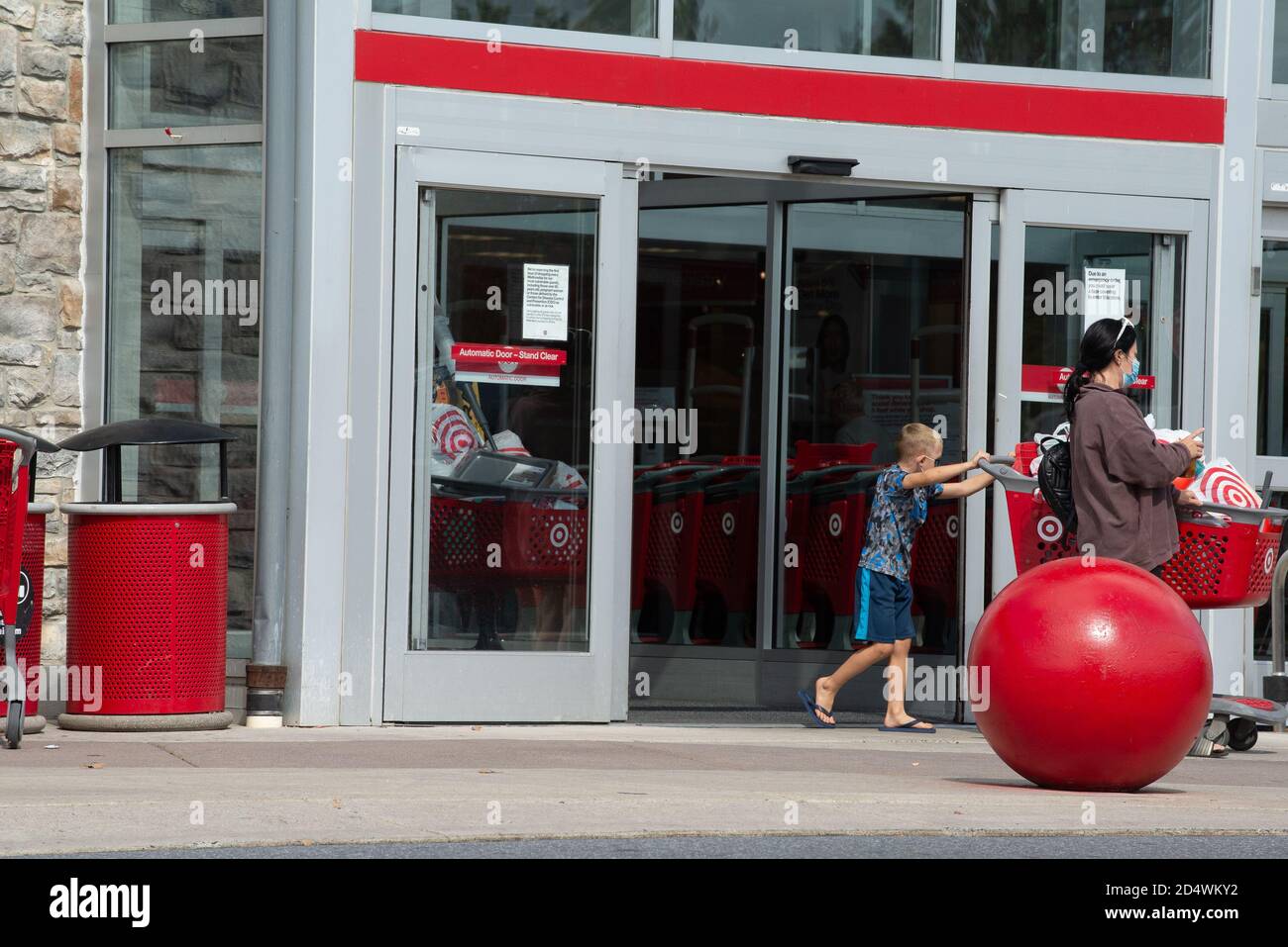 Shoppers leaving mall store Stock Photo - Alamy