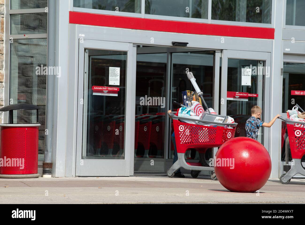 Shoppers leaving mall store Stock Photo - Alamy