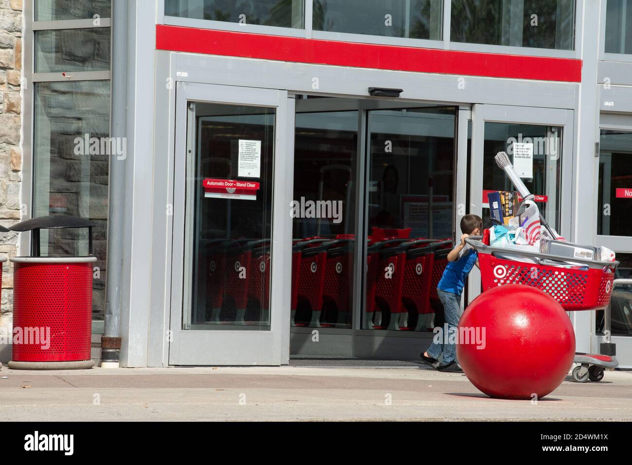 Shoppers leaving mall store Stock Photo - Alamy