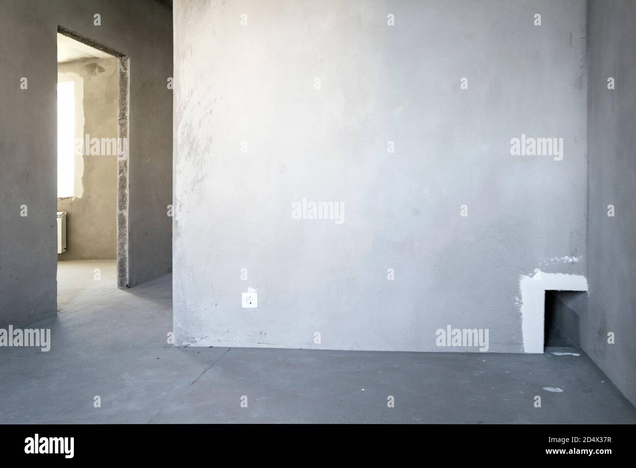 Unfinished building. Rough finish of the apartment. A large empty room ...