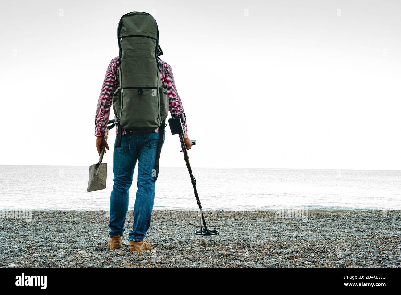 Man with metal detector searching for lost treasures on the beach Stock ...
