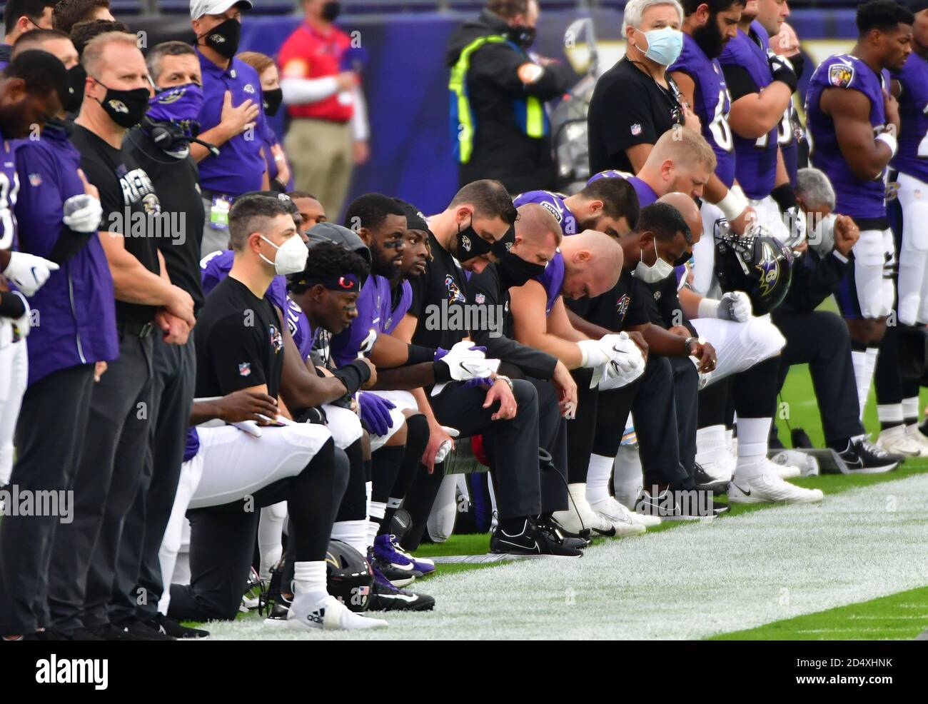 Nfl players national anthem hi-res stock photography and images - Alamy