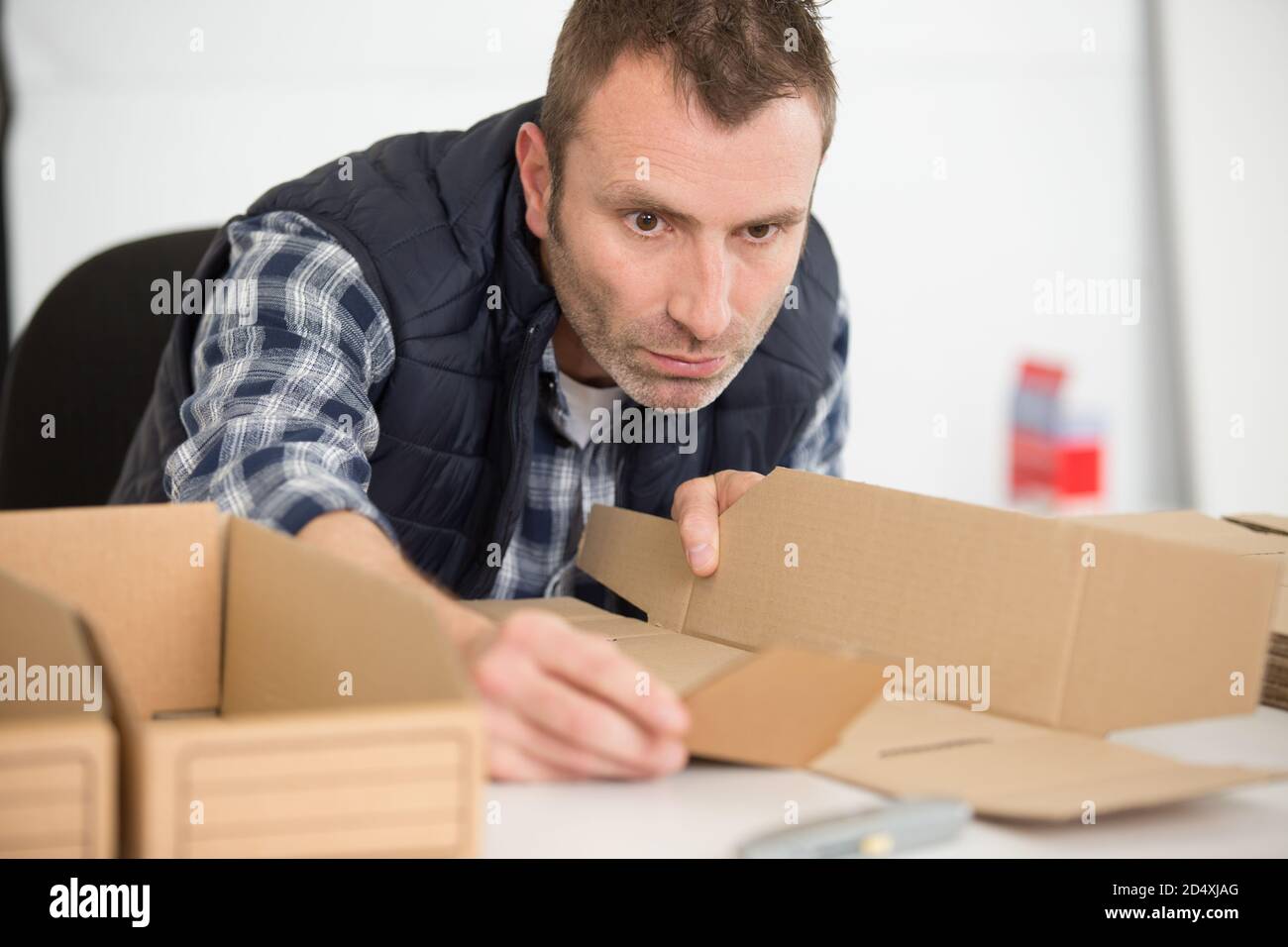 Making boxes hi-res stock photography and images - Alamy