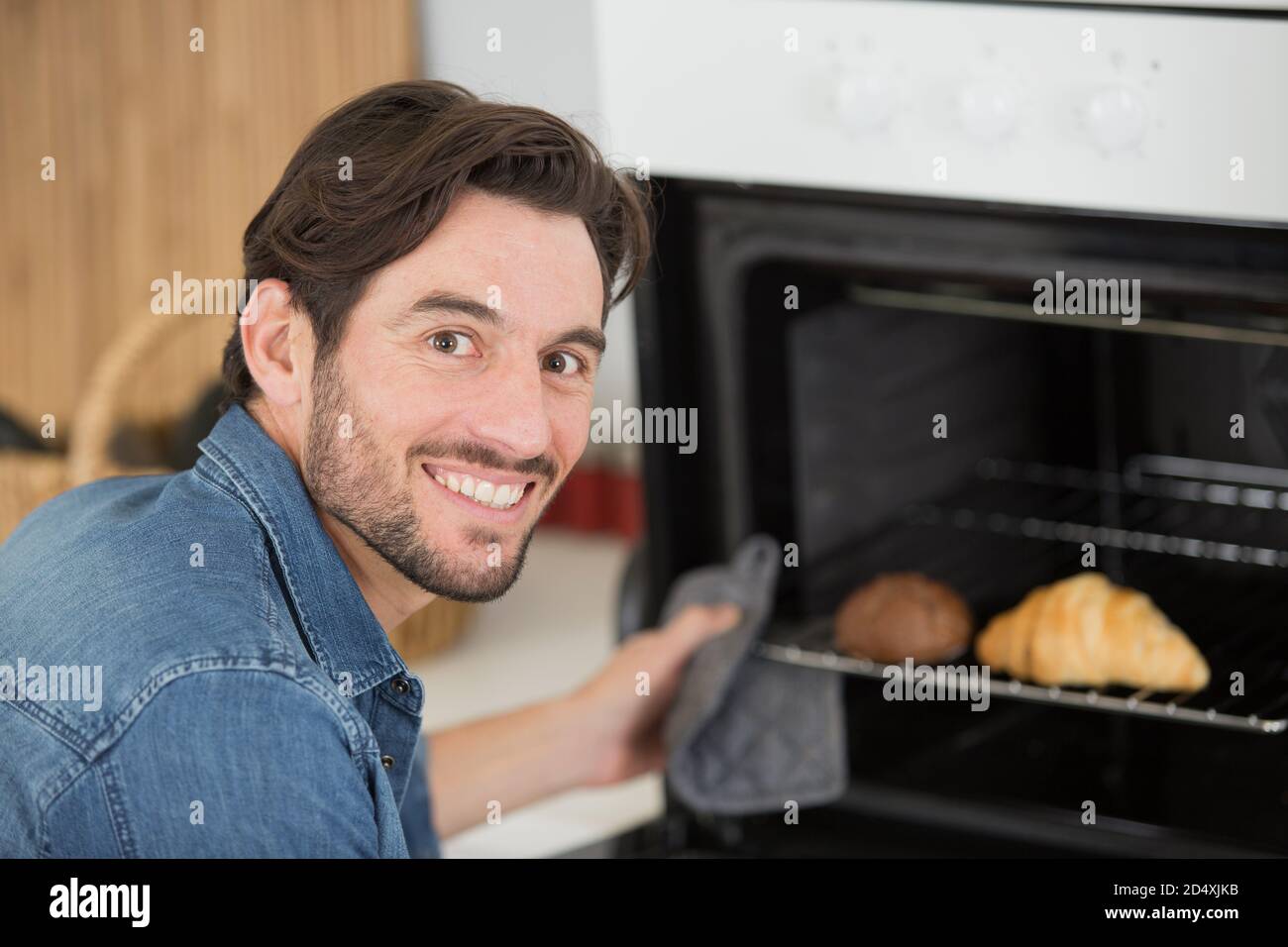 Hand checking stove hi-res stock photography and images - Alamy