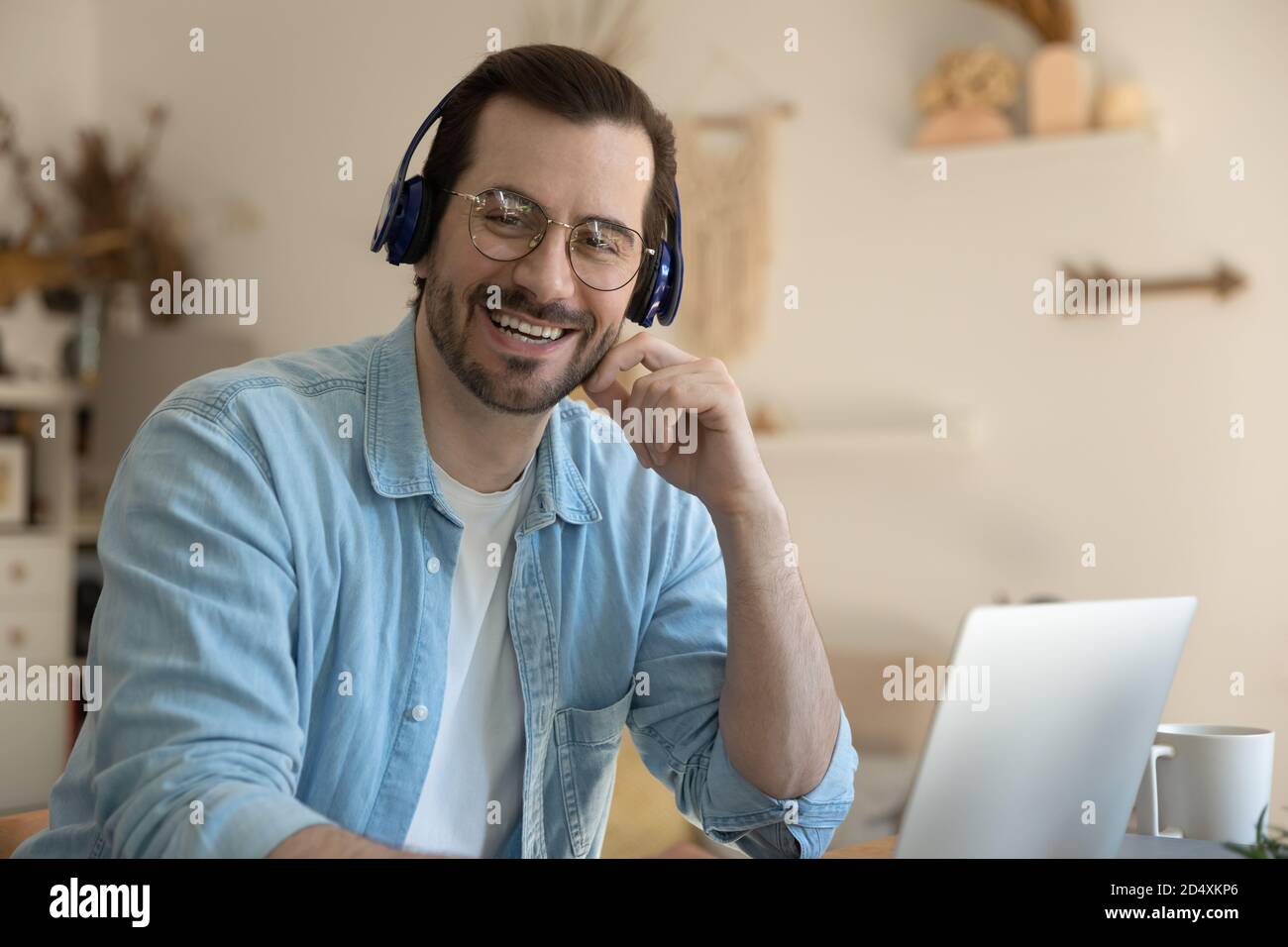 Wireless activity hi-res stock photography and images - Alamy