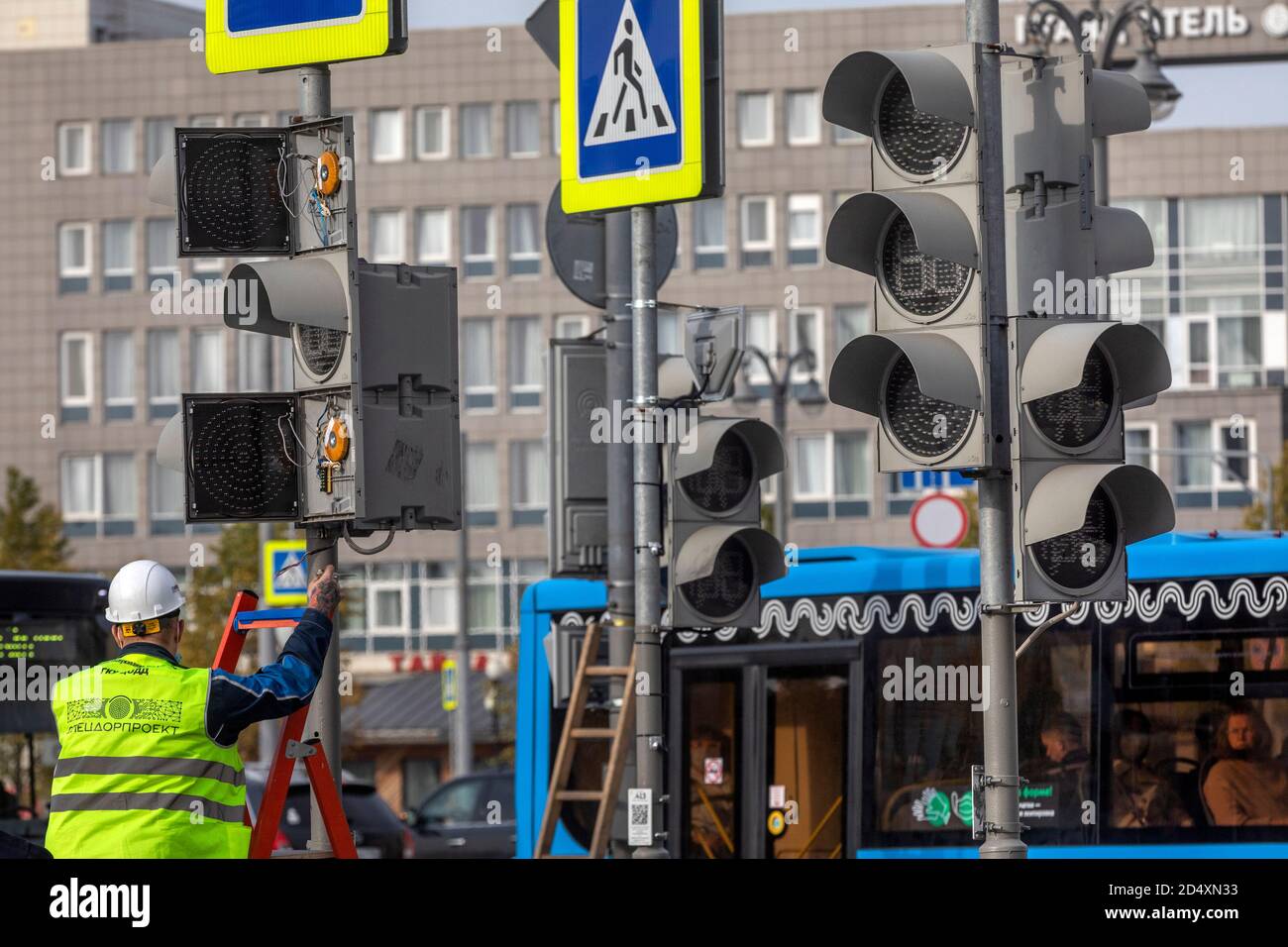 Moscow, Russia. 3rd of October, 2020 A worker of Moscow's traffic ...
