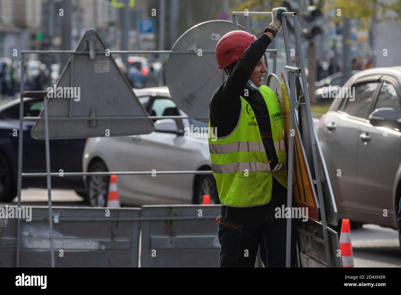 Moscow, Russia. 3rd of October, 2020 A worker of Moscow's traffic ...
