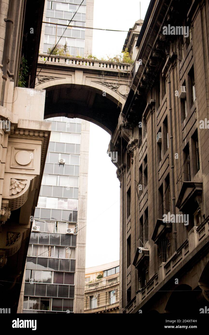 Bridge between two buildings hi-res stock photography and images - Alamy