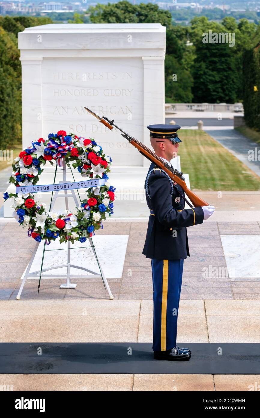 The Changing of The Guard ceremony at the Tomb of the Unknown Soldier ...