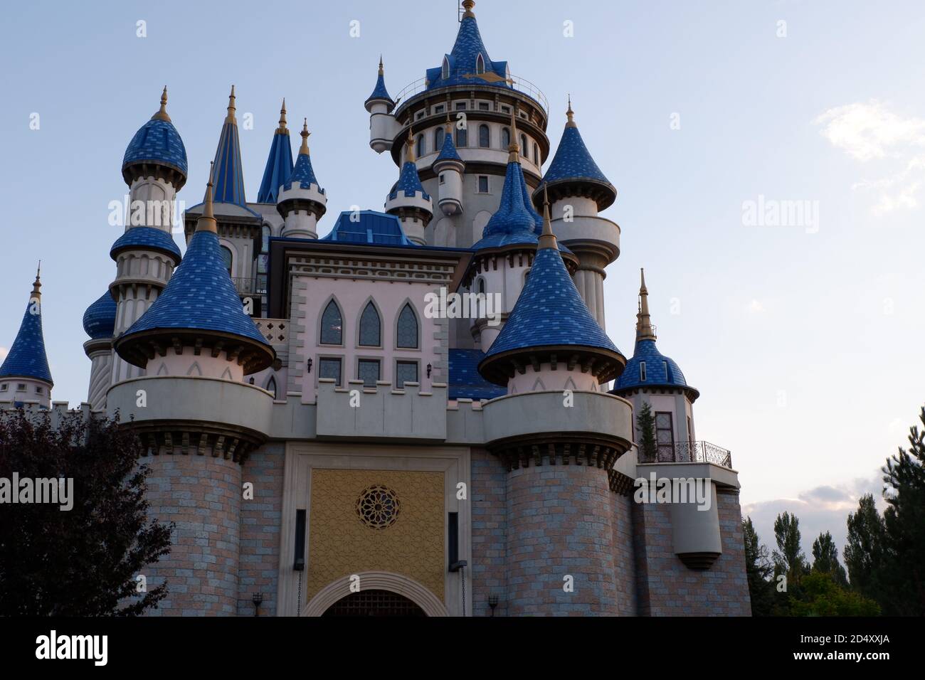 Princess disney castle hi-res stock photography and images - Alamy