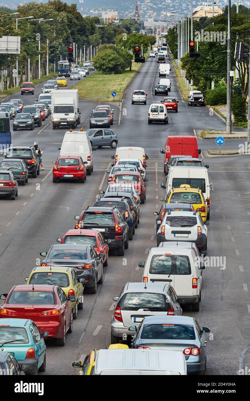 Cars red traffic light queue hi-res stock photography and images - Alamy
