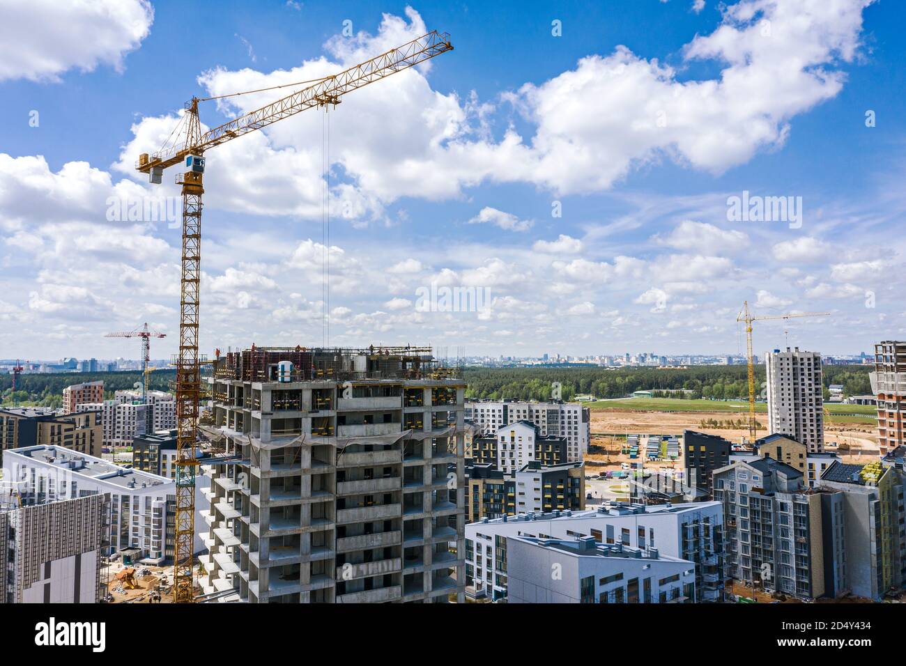 Yellow tower crane hi-res stock photography and images - Alamy