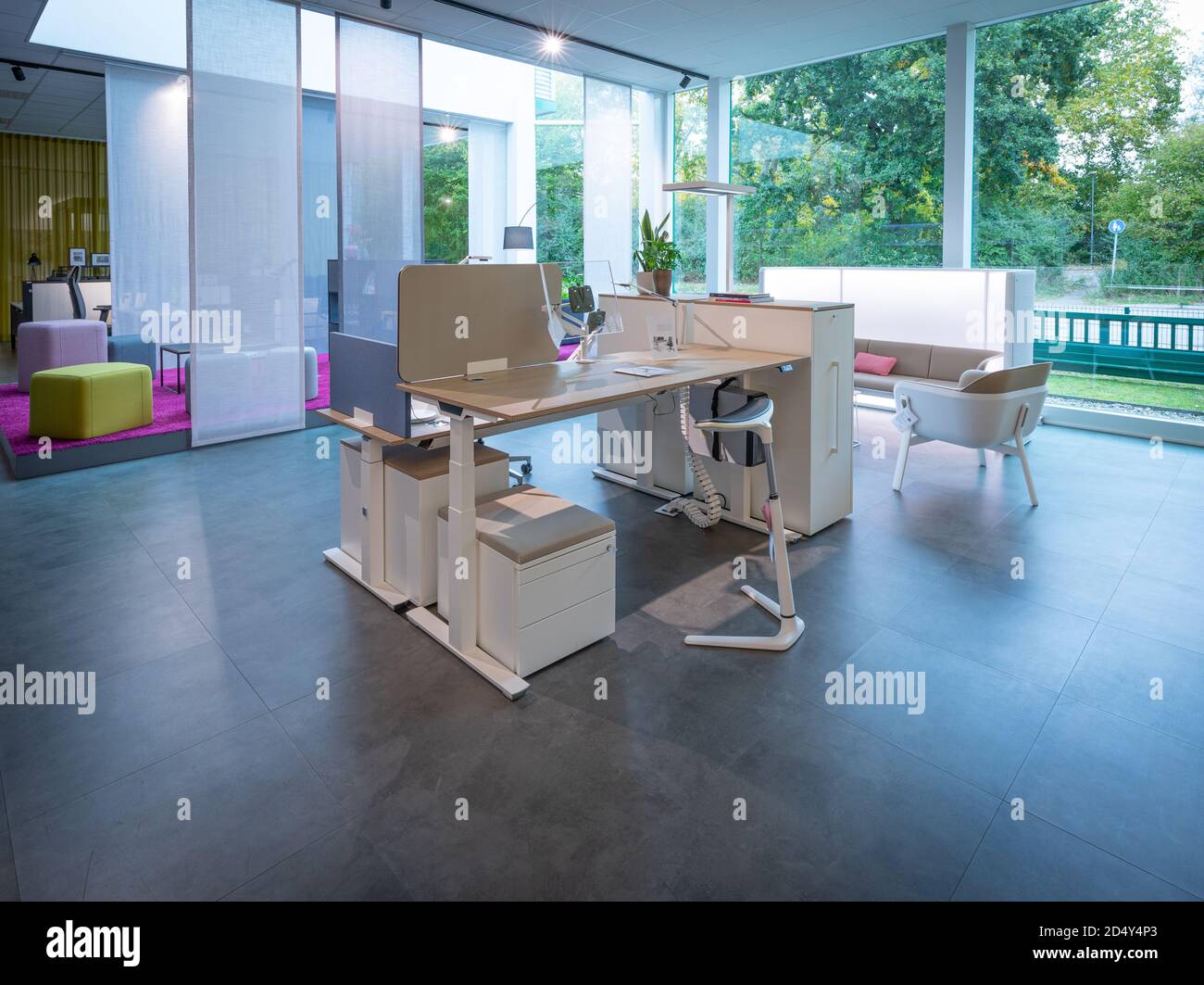 Height adjustable table hi-res stock photography and images - Alamy