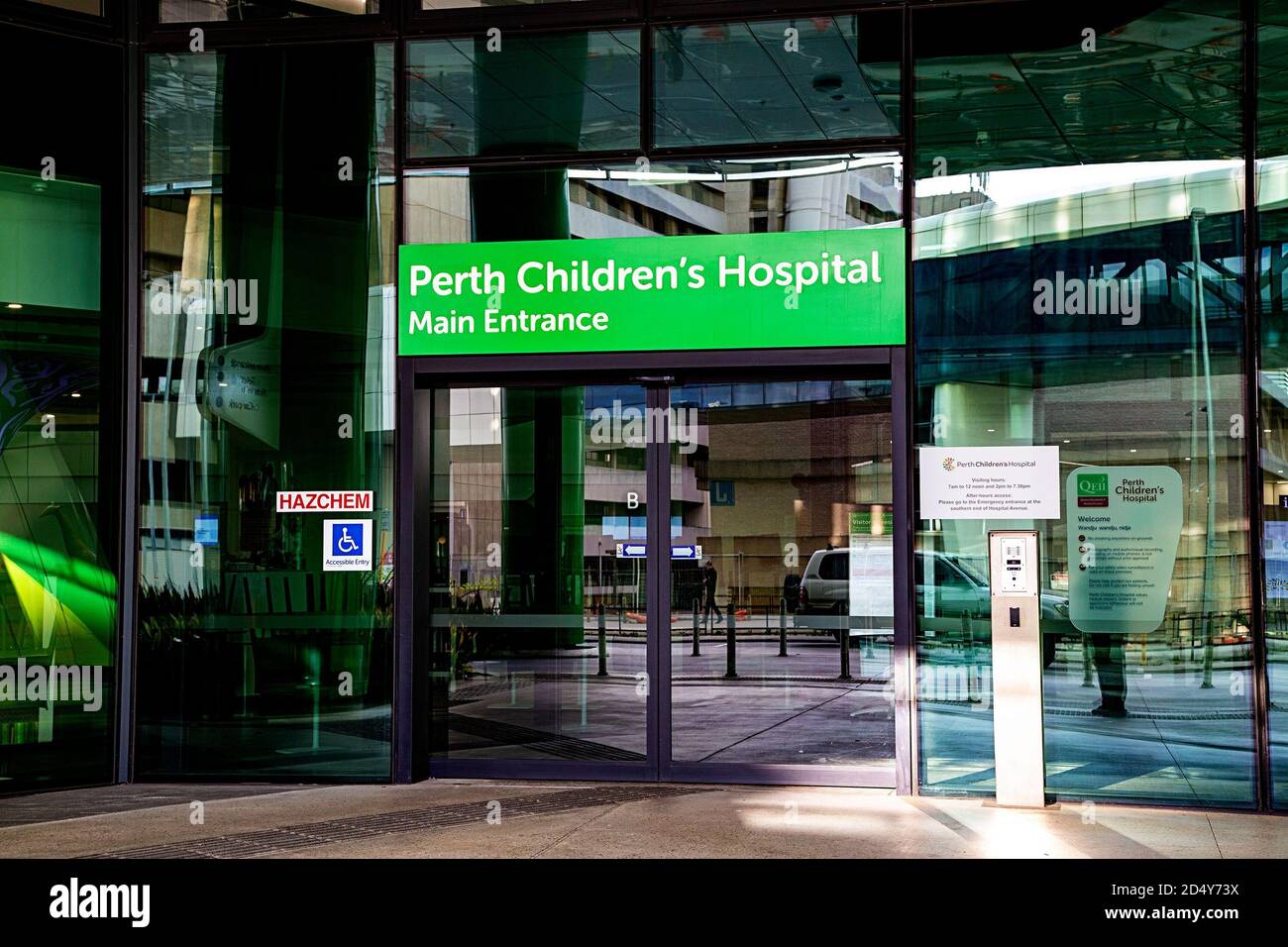 Hospital entrance hi-res stock photography and images - Alamy