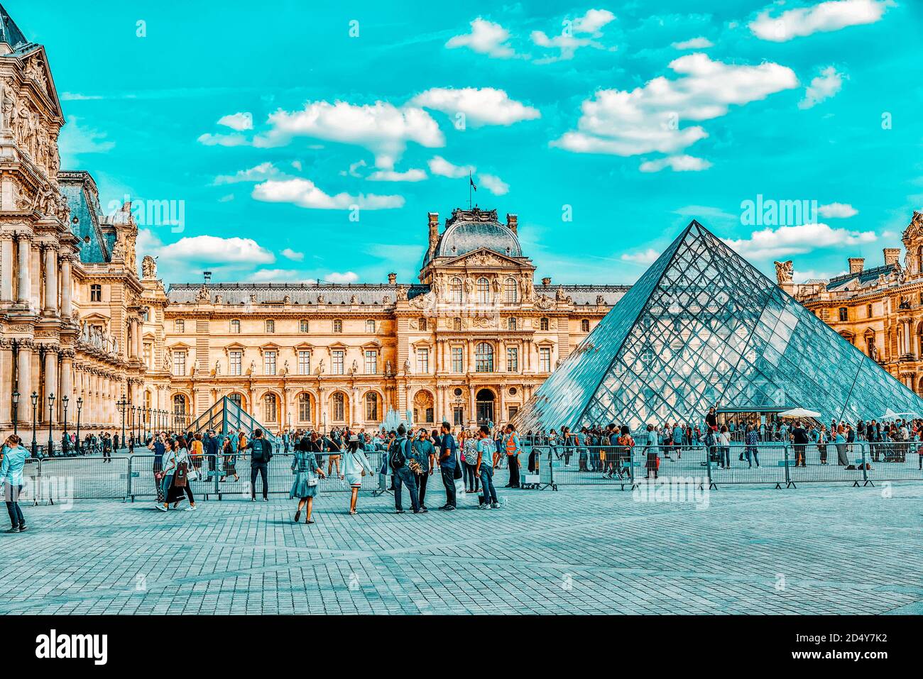 Louvre exterior queue hi-res stock photography and images - Alamy