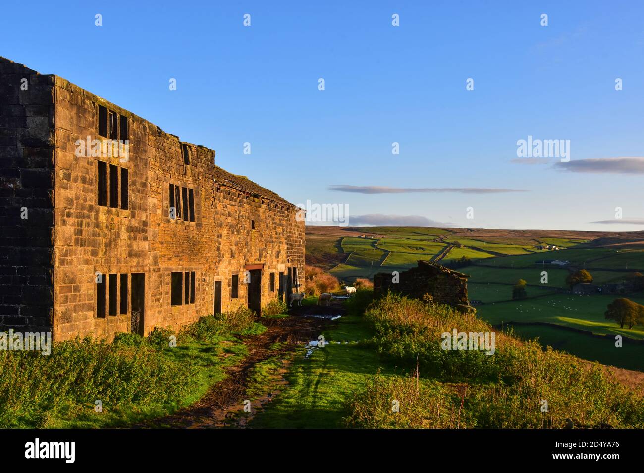 Old farmhouse ruins hi-res stock photography and images - Alamy