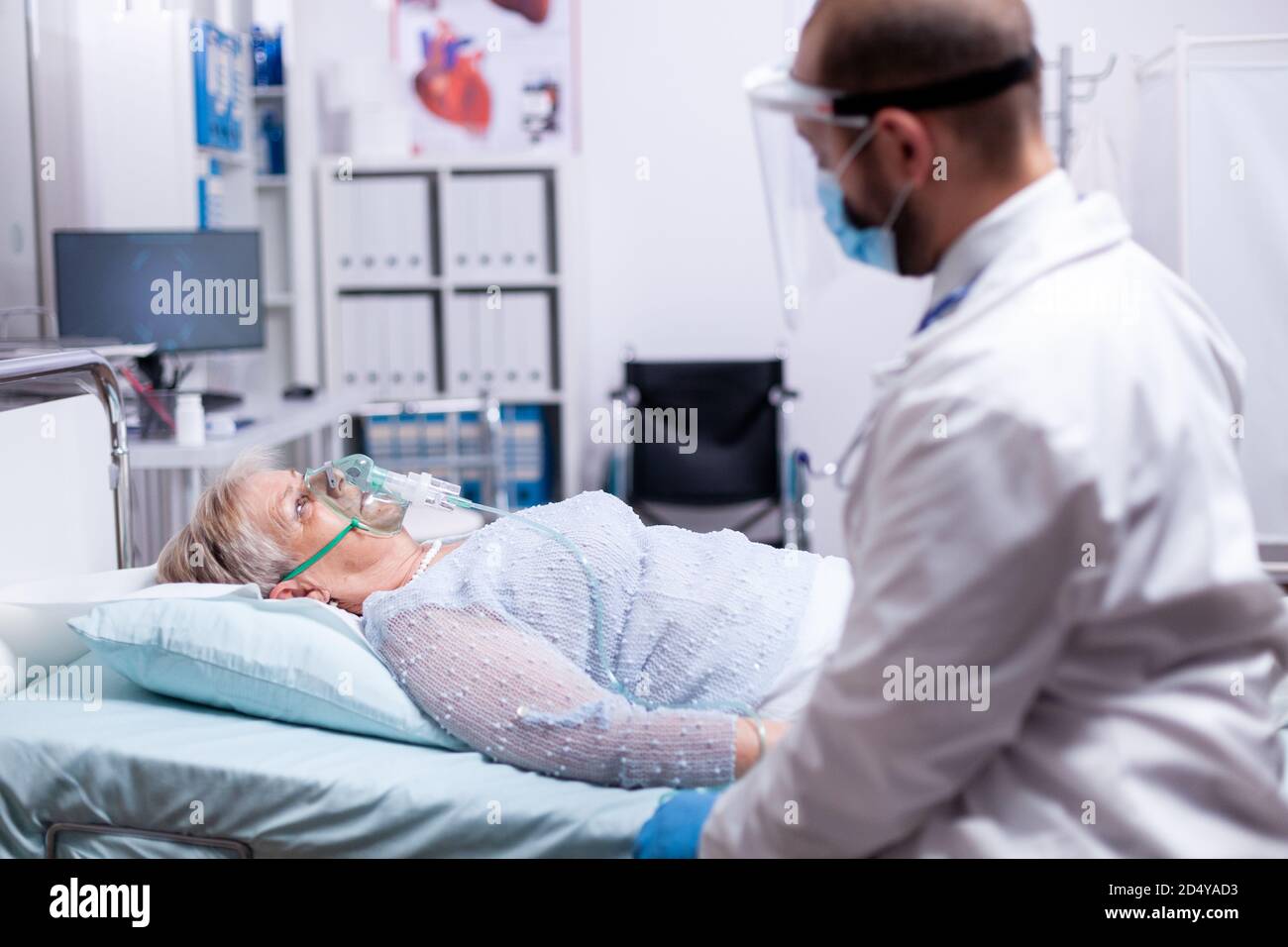 Woman can't breath without oxygen mask while laying in hospital and ...