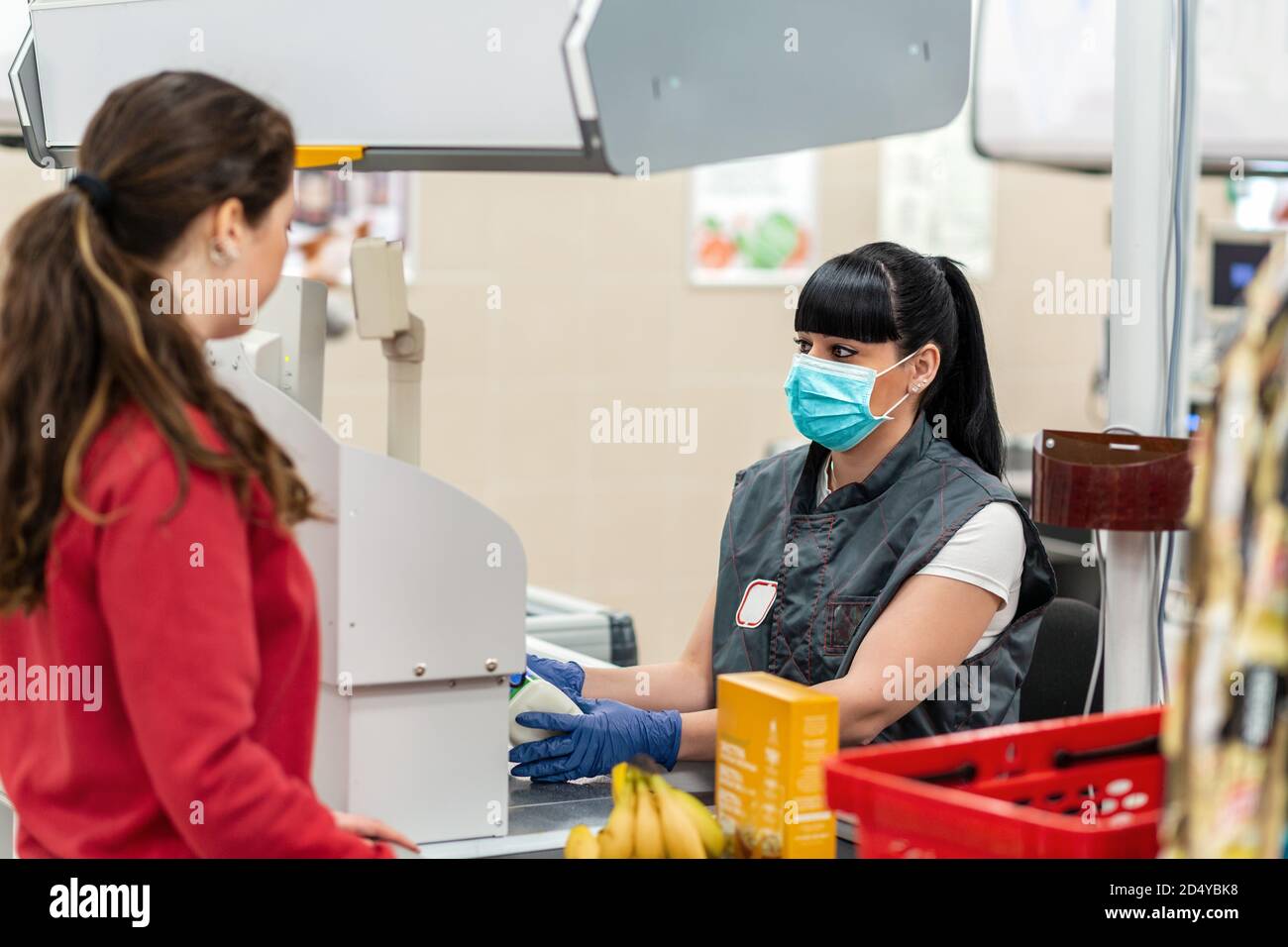 Female supermarket checkout hi-res stock photography and images - Alamy