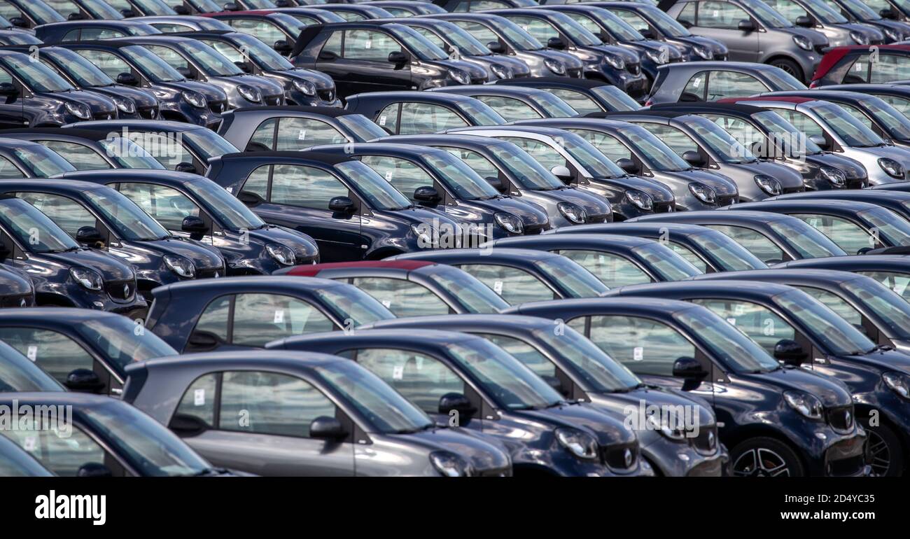 Hambach, France. 16th Aug, 2020. Completed smart vehicles are parked in ...