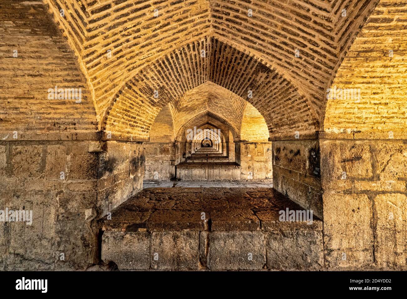 Khaju bridge over Zayandeh river, Isfahan, Iran Stock Photo - Alamy
