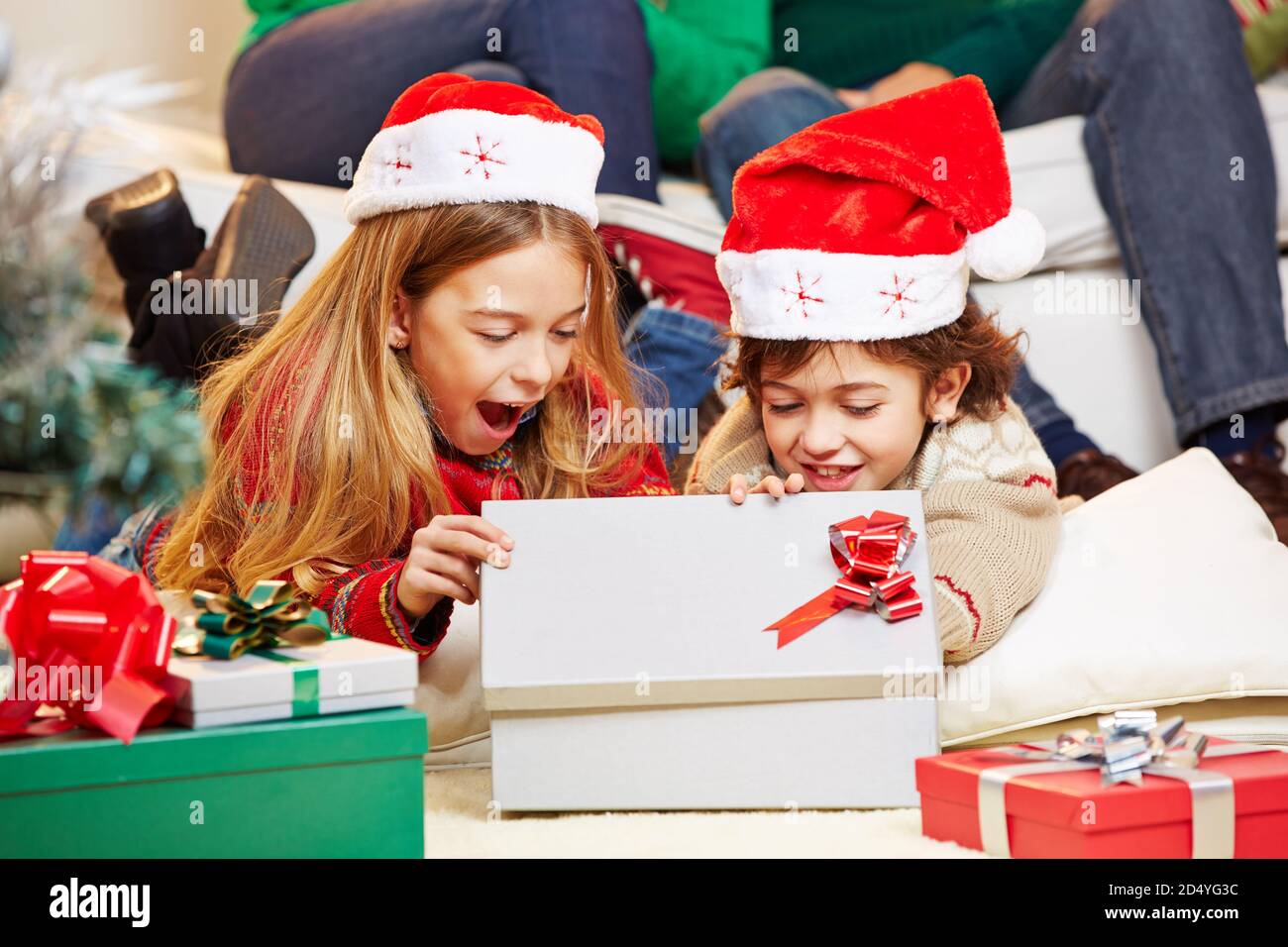 Kids opening presents hi-res stock photography and images - Alamy