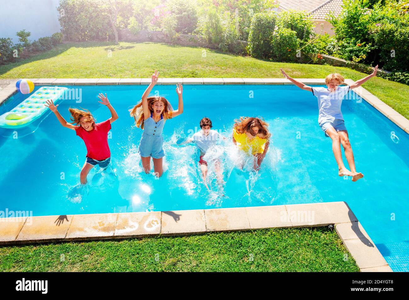 Group dive jump into pool hi-res stock photography and images - Alamy
