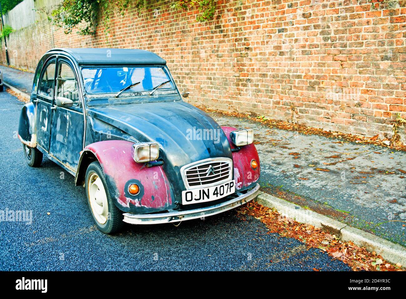 Citroen 2cv6 hi-res stock photography and images - Alamy