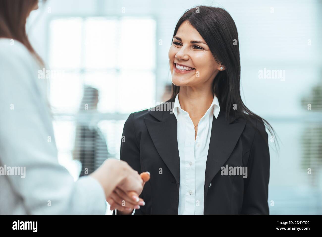 woman consultant meeting a client with a handshake Stock Photo - Alamy