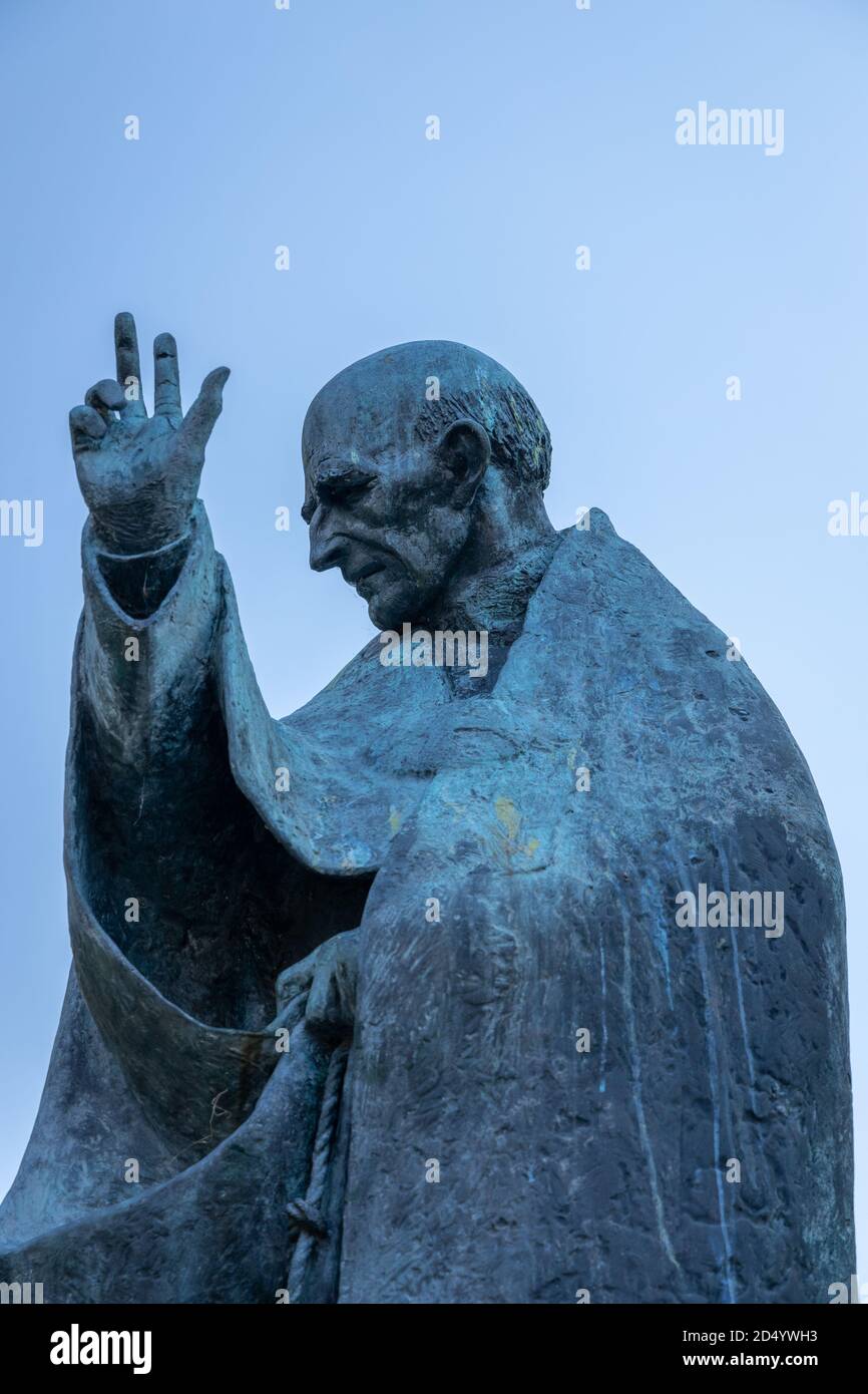 Statue of Saint Richard at Chichester Cathedral, West Sussex, UK Stock ...