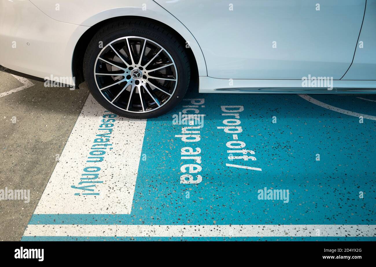 Airport drop off parking hi-res stock photography and images - Alamy